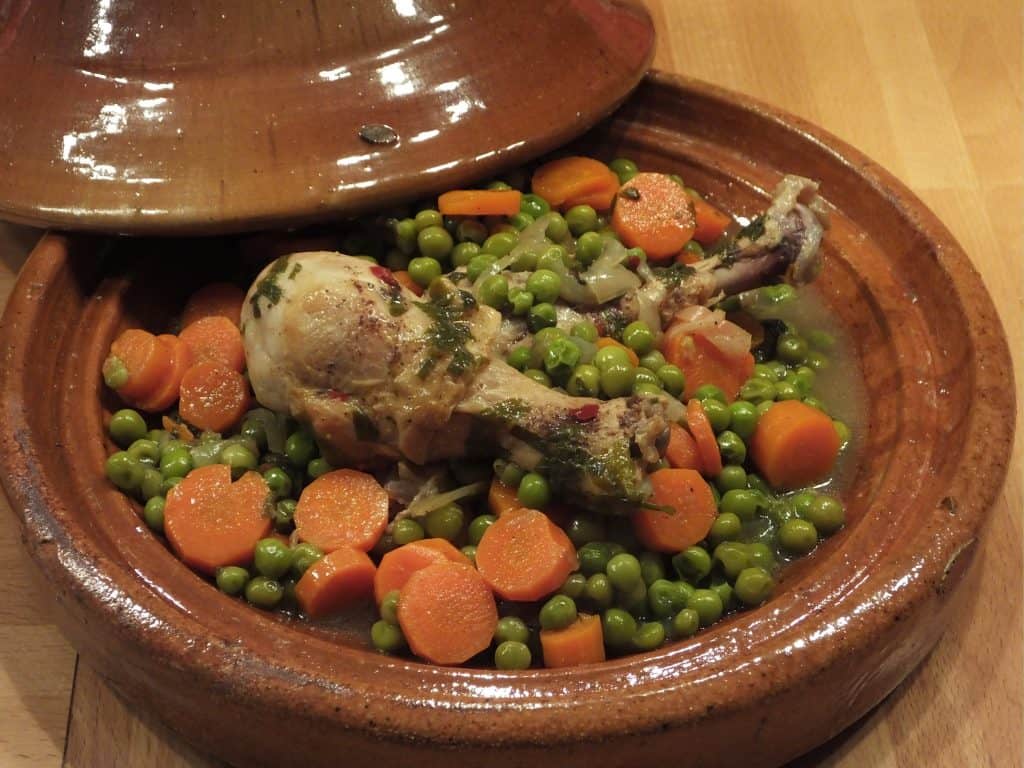Tajine marocain au poulet et aux petits pois - Recettes24
